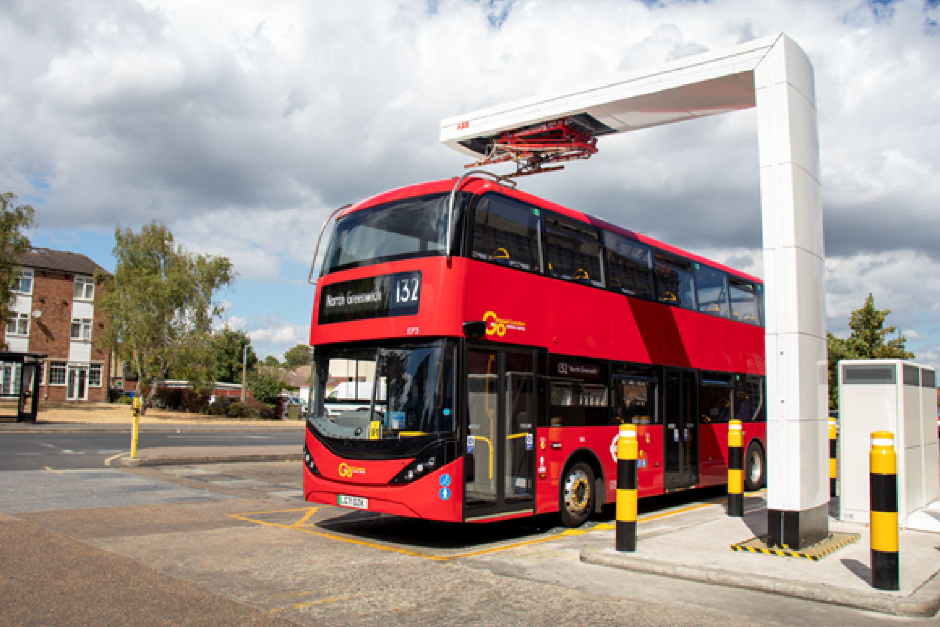 The innovative, wireless bus that can charge from the roof