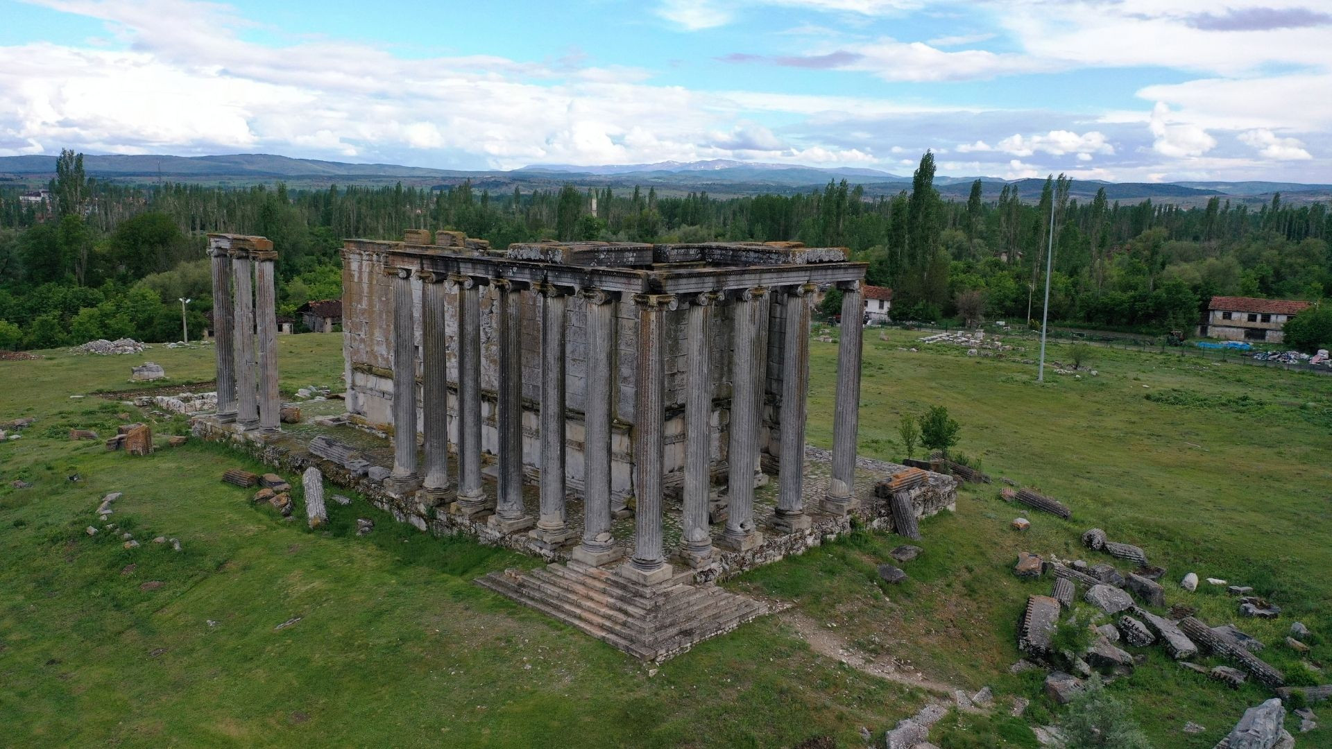 A completely preserved man statue and Greek gods’ heads found in Turkey