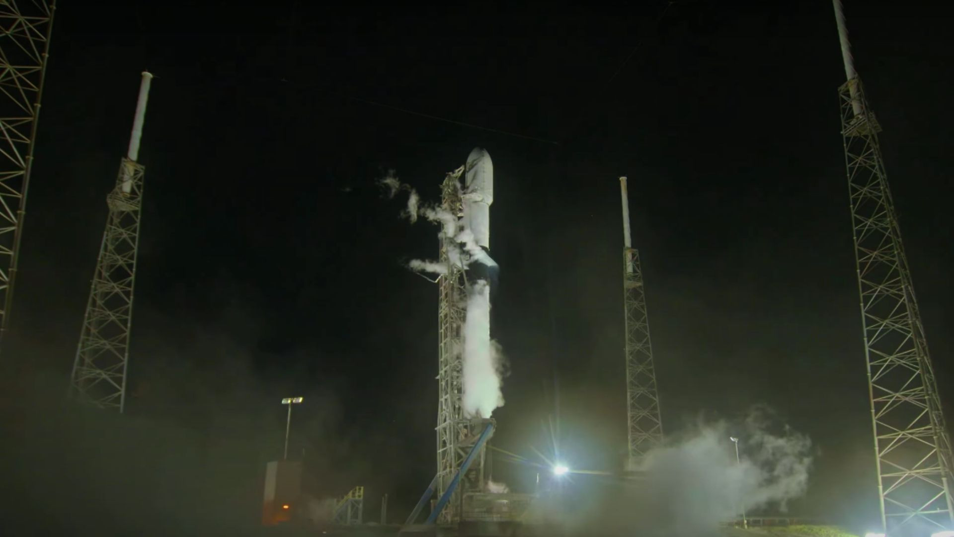 1st batch of SpaceX's Gen2 Starlink satellites has just been delivered ...