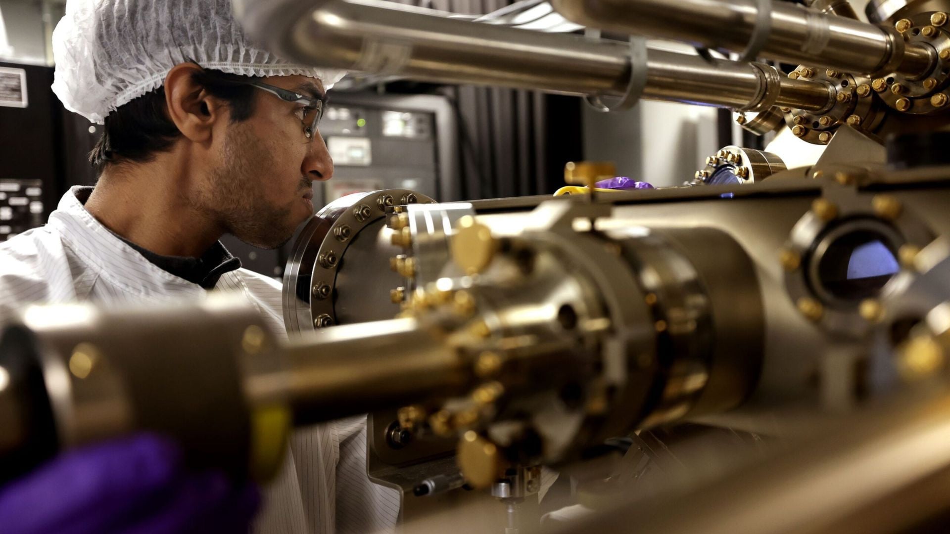 Self-healing semiconductor withstands light equal to 160 suns to ...