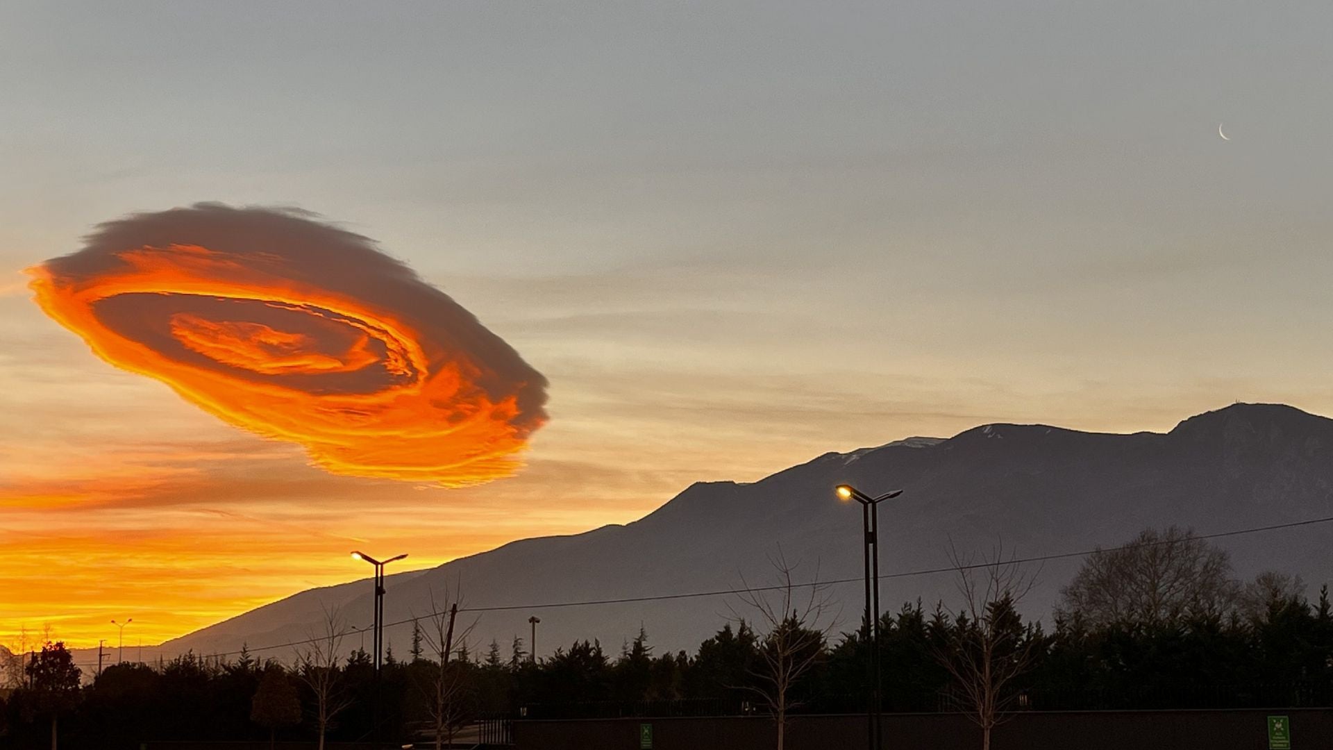 UFO-like cloud seen in the sky in Turkey - Here's how it formed