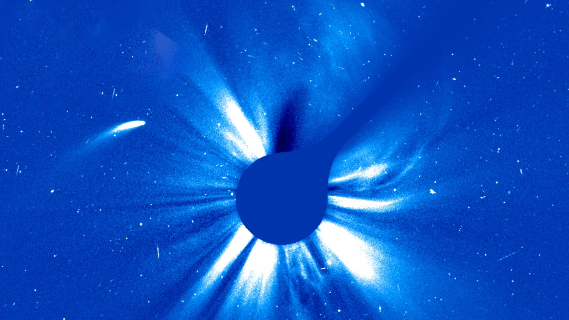 Photo: Massive sun-orbiting comet has tail both front and behind