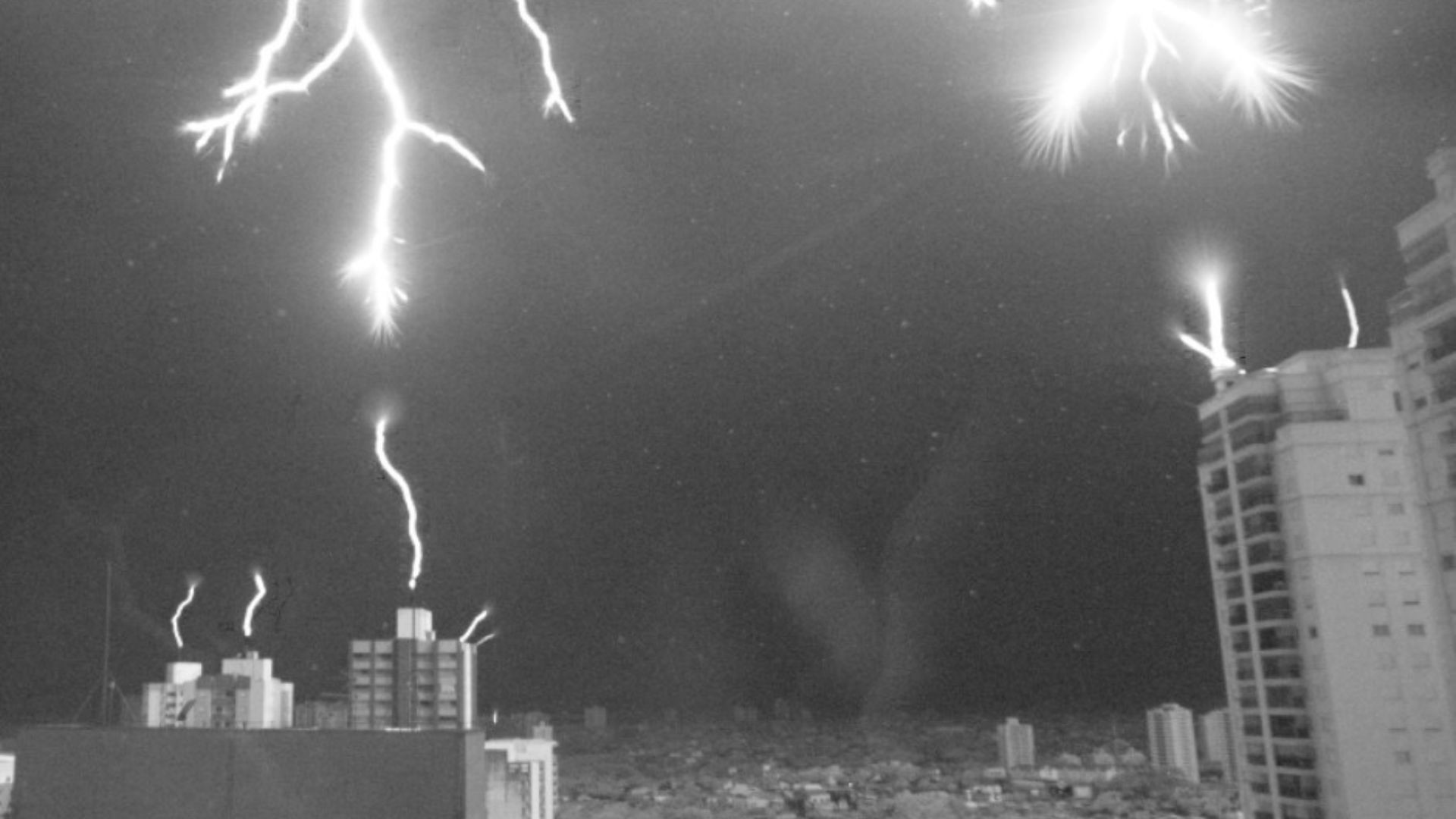 Rare lightning bolt images from Brazil detail how rods work