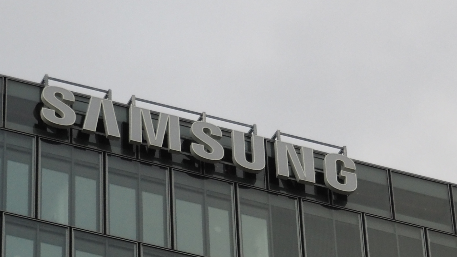 Samsung: World's biggest memory chip maker to cut production, profits ...