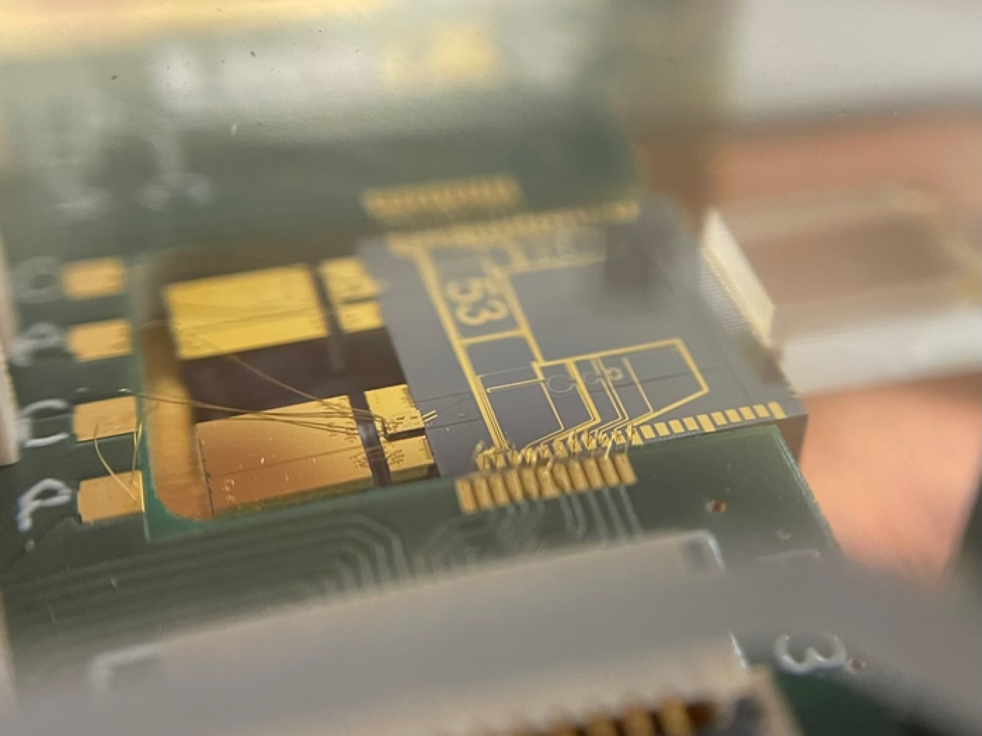 Quantum light source goes fully on-chip, bringing scalability to the ...