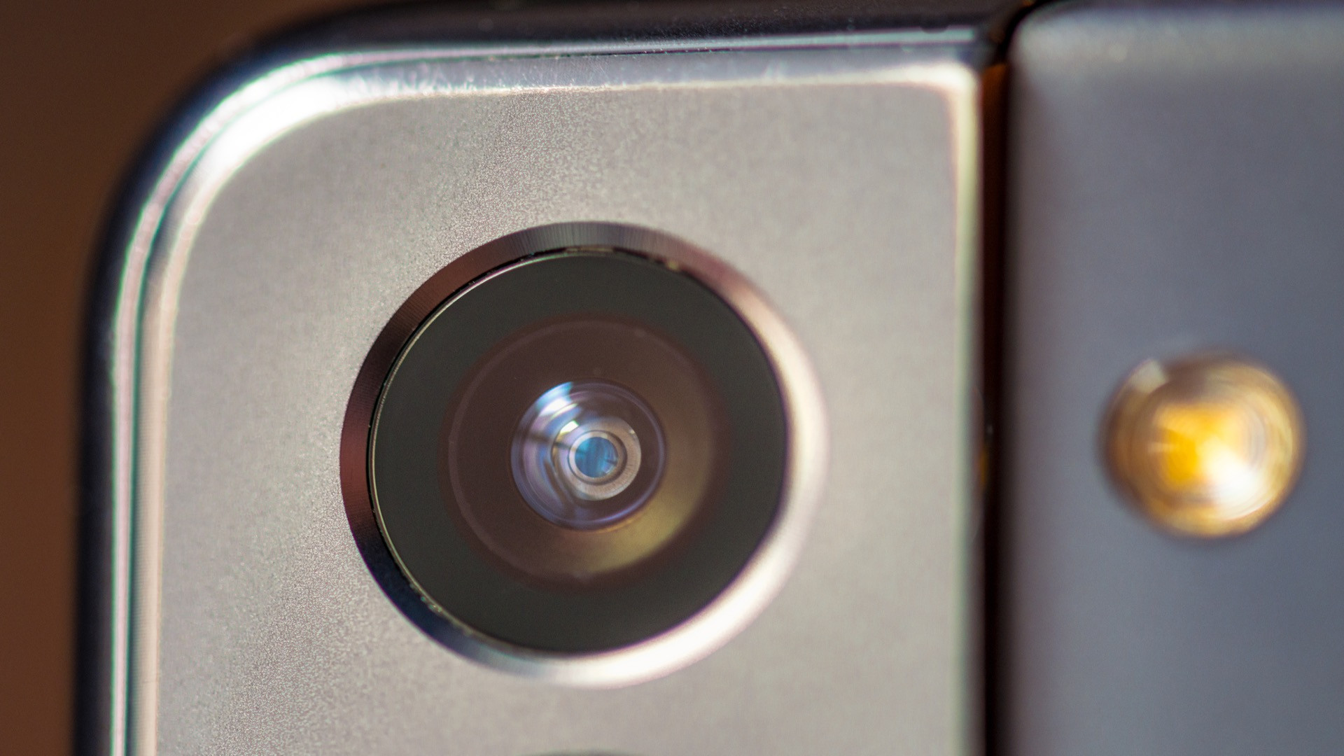 World's smallest LED will convert your phone camera into a microscope