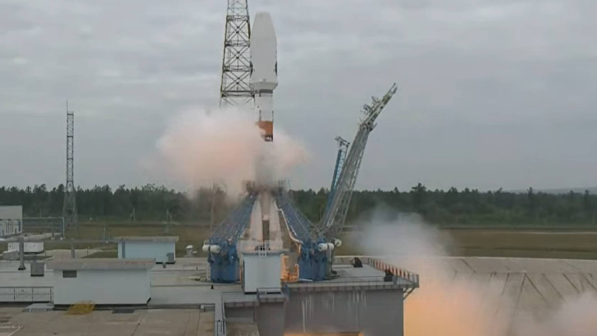 Russia’s first moon mission since 1976 takes to the skies