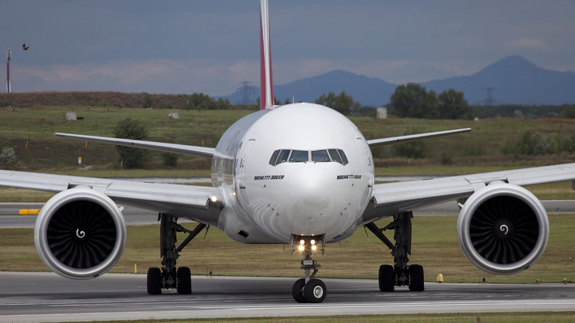 FAA warns of possible defect in Boeing 777 engines