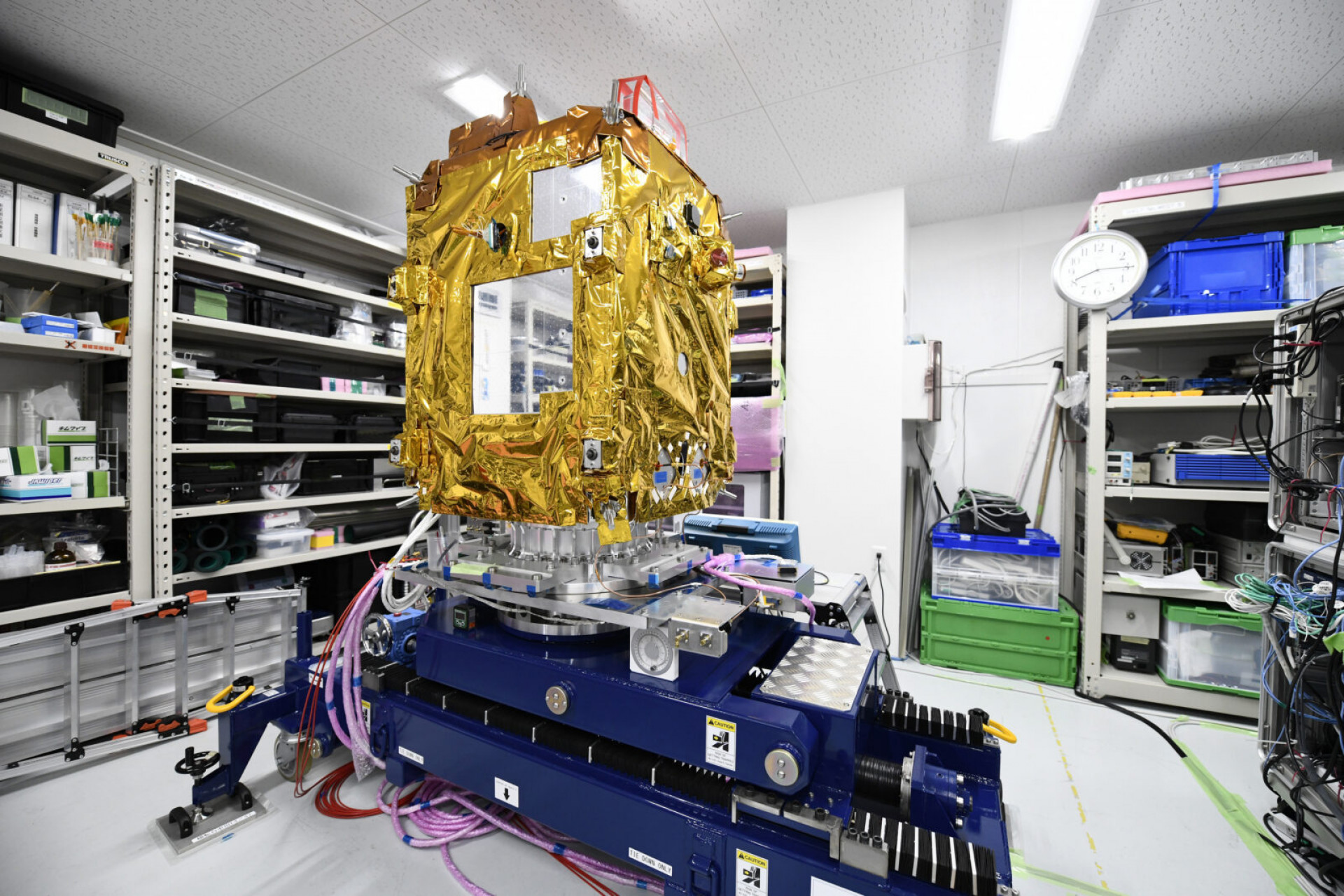 Japanese spacecraft to meet large space debris in world first