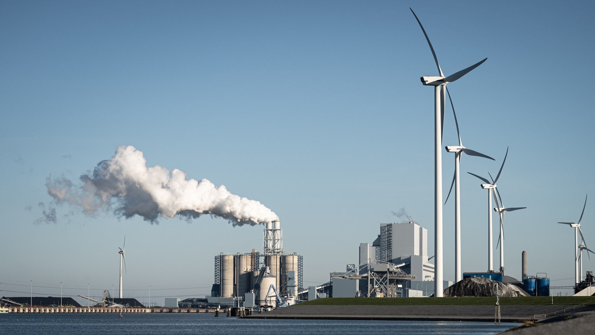 Current global energy transition too expensive, warns IMF