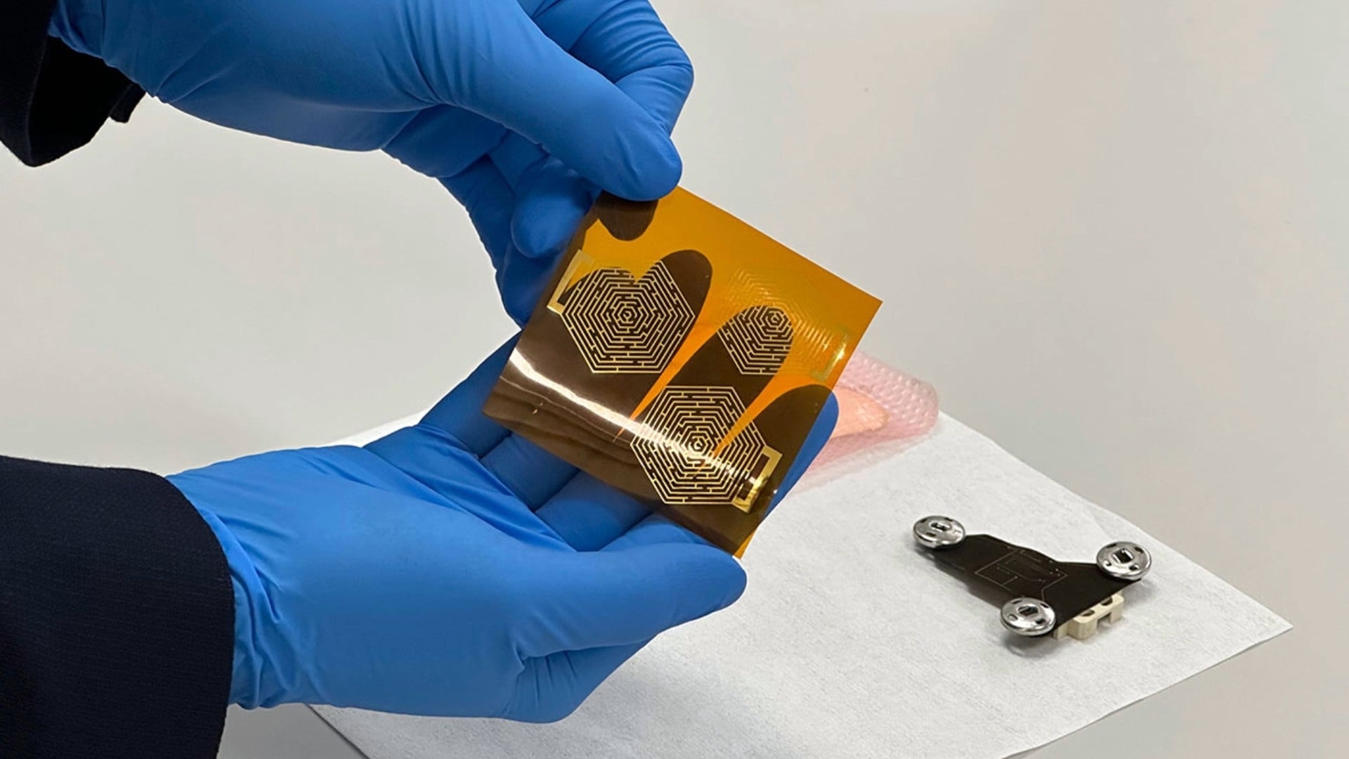 This new waterproof, gel-free ECG sensor monitors heart health
