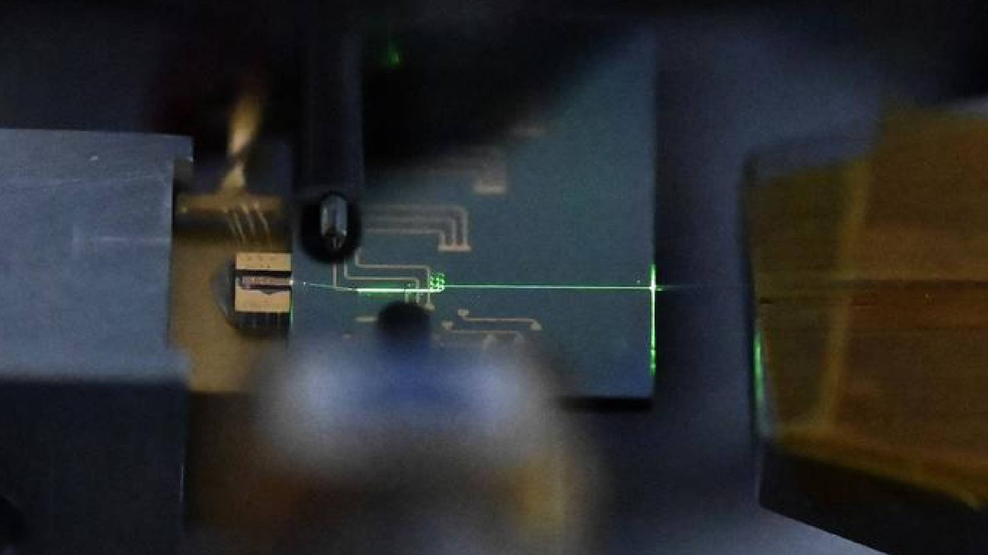 Scientists create powerful lasers that fit on a fingertip