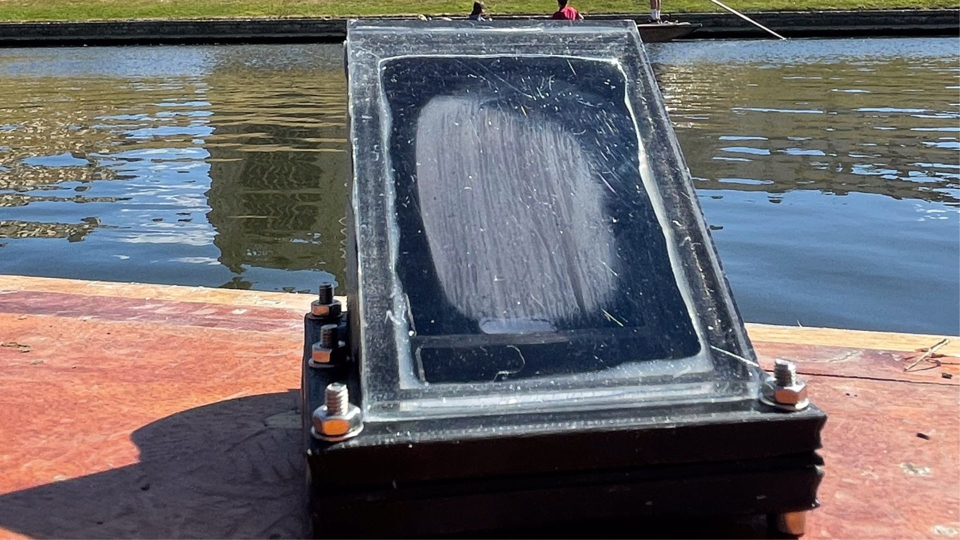 This floating solar device generates clean water and hydrogen