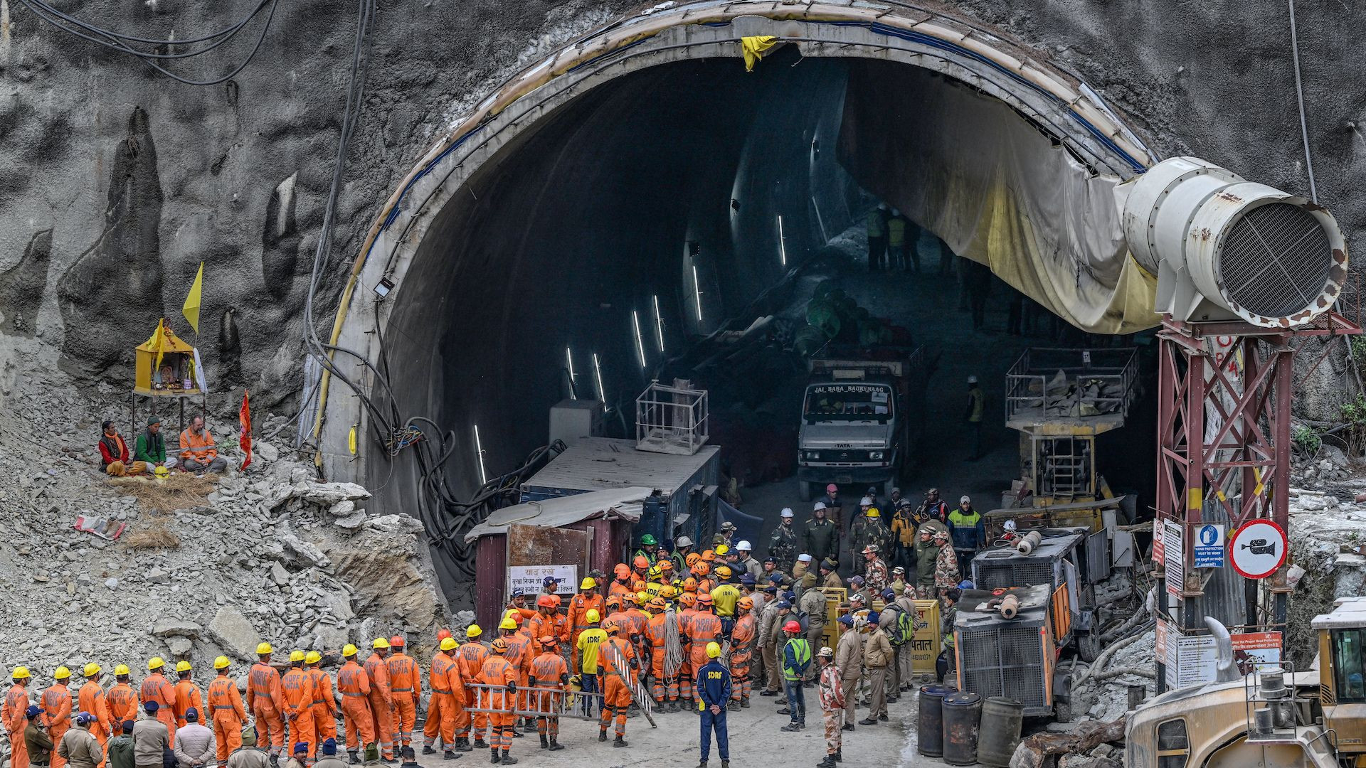 ‘Rat miners’ help rescue 41 tunnel workers trapped over 16 days — India