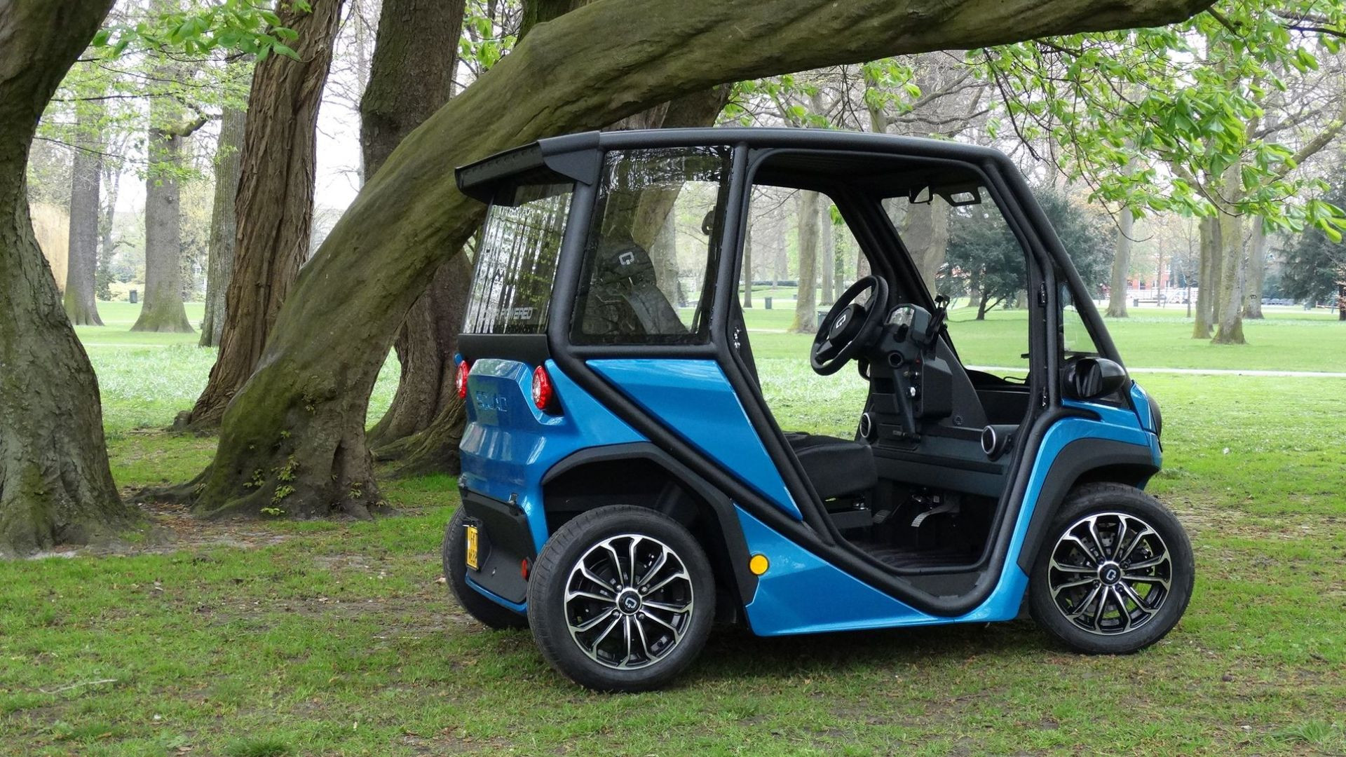 Squad, a solar powered small EV for large city traffic woes