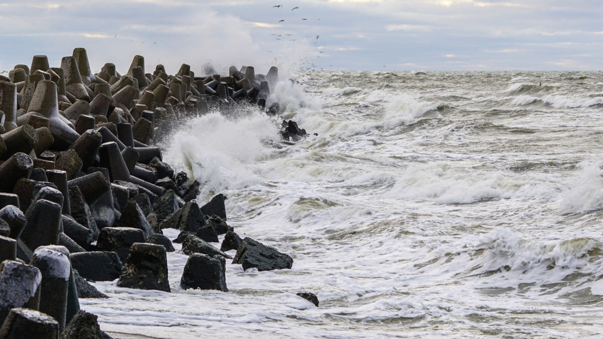 New fail-safe mobile seawall system harnesses microtidal energy to operate