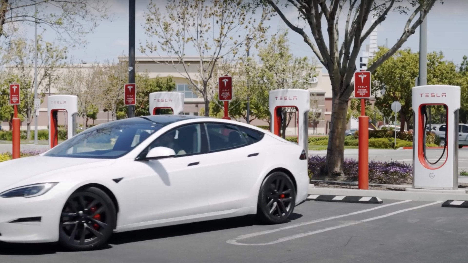 Tesla set to built world's largest Supercharger station yet