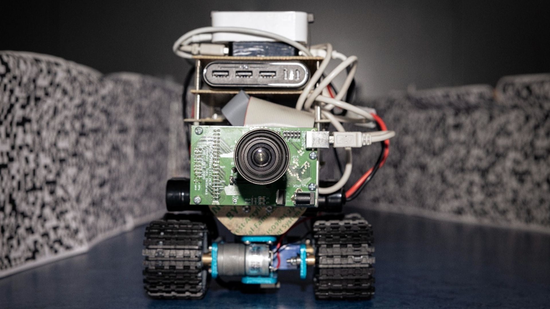 A new robot mimics small-brained insects' energy-efficiency