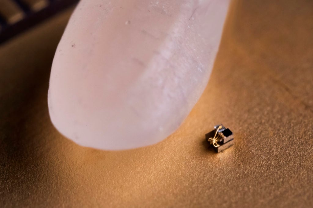 World's Smallest Computer is Dwarfed by a Grain of Rice