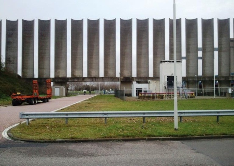 Wind Wall Allows Large Ships to Navigate a Narrow Canal
