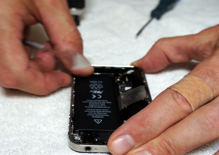 Smartphone Battery Developed by MIT Grad Could Double Battery Life