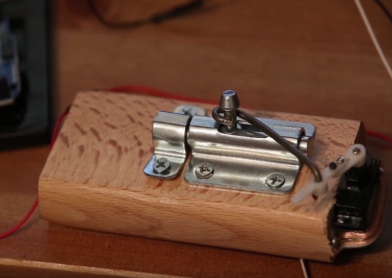 Inventor Creates Door that Locks When in Incognito Mode