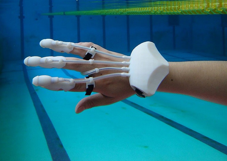 Scientists develop a glove that allows you to feel what is deep down in ...