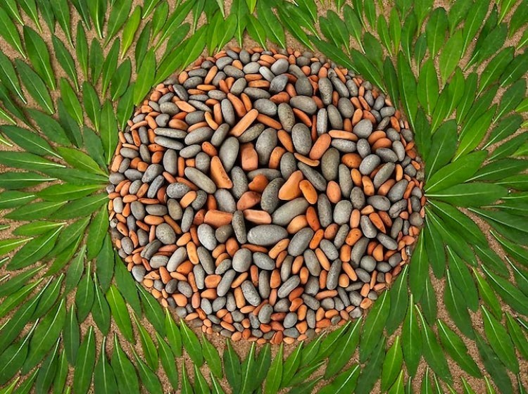 Check out these stunning land art murials made with just rocks and leaves