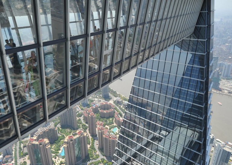 20 Spine-Chilling Glass Skywalk Attractions Around the World