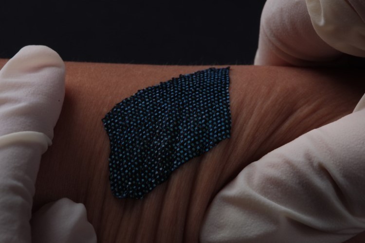 Wearable skin monitor detects changes in temperature of skin and conditions