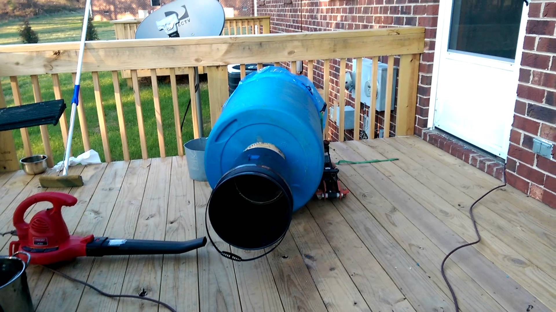 This Crazy Loud Train Horn Made Out of a 55-Gallon Drum Is Powered By a ...