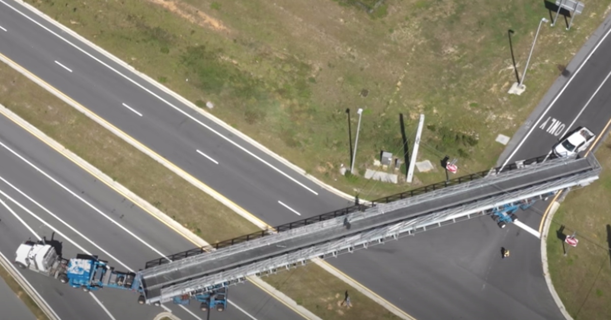 Watch This Truck Gracefully Maneuver A 152-Ton Trailer Through Traffic