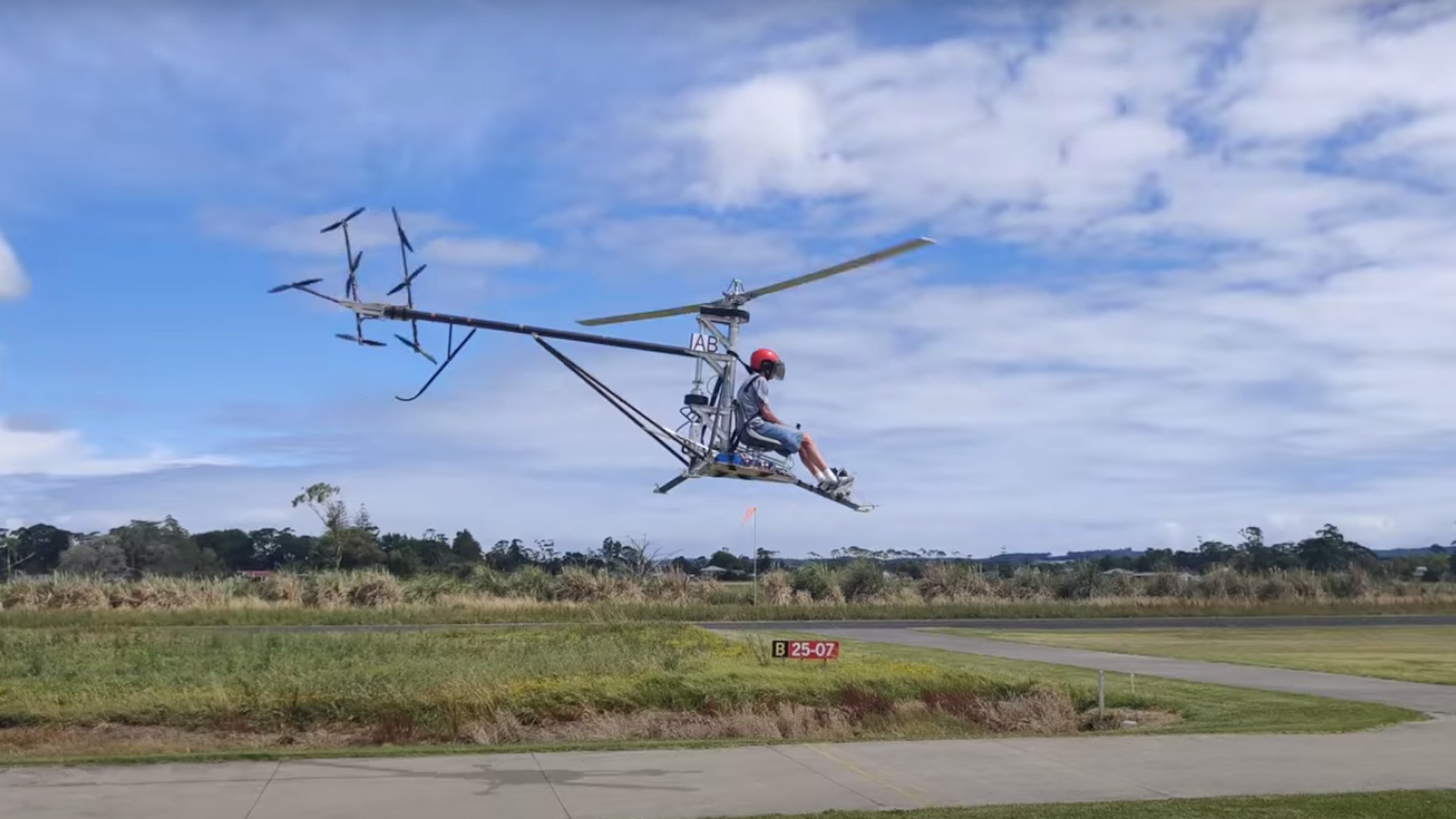 A Small All-Electric Helicopter Uses 7 Tail Rotors for Perfect Steering