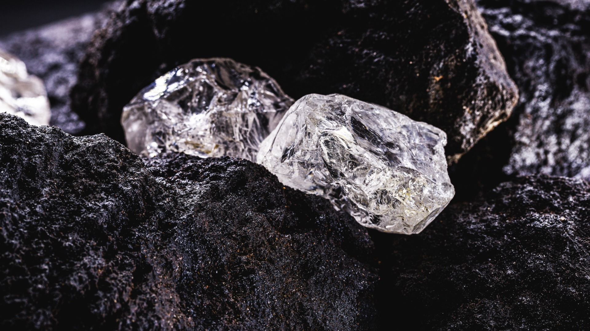 A New Mineral Was Discovered in a Diamond That Formed 410 Miles Below Earth