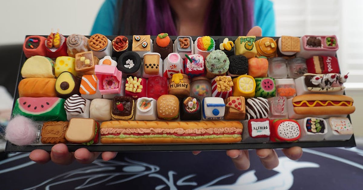 Artisan Creates Mechanical Keyboard with 61 Food-Themed Keycaps