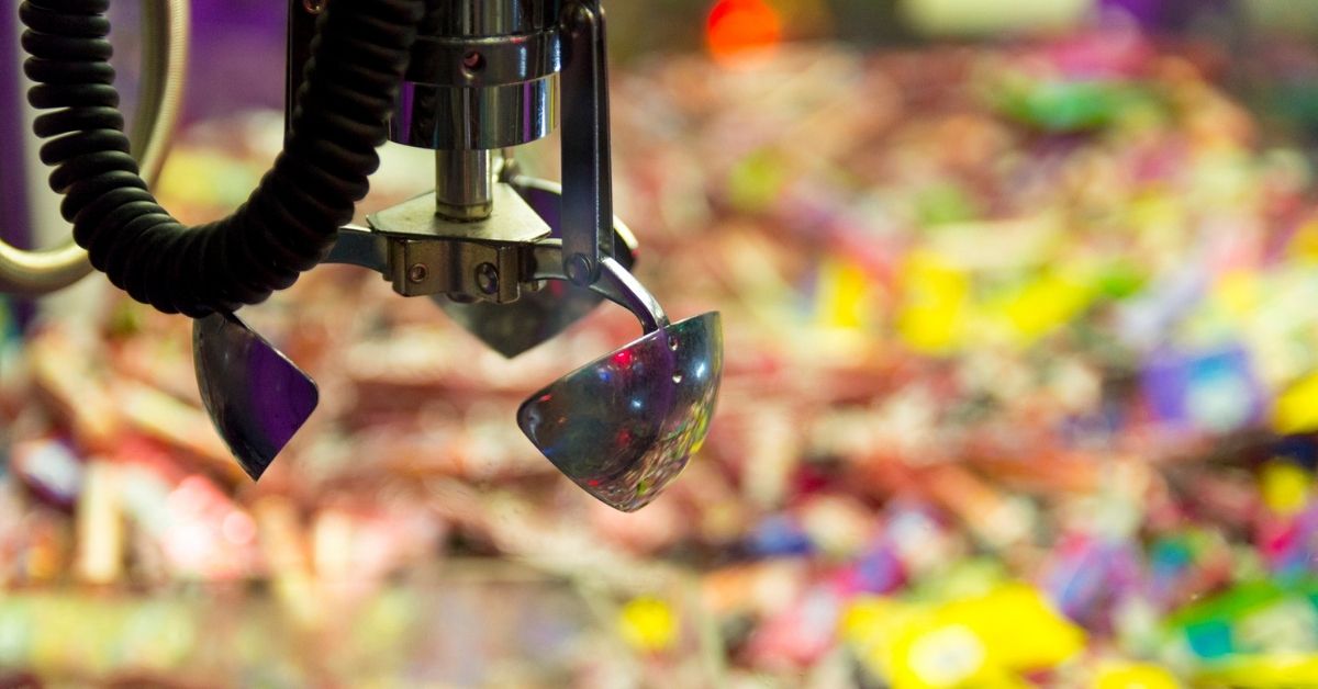 Man Calls Police After Losing 200 Times at Crane Game