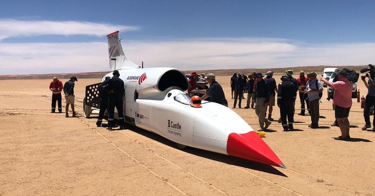 Bloodhound Car Breaks Its Own Record, Reaching 562 MPH (904.451 km/h)