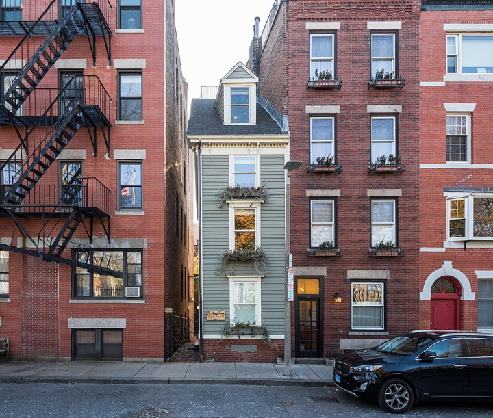 The Narrowest Buildings in the World Are "Spite Houses"