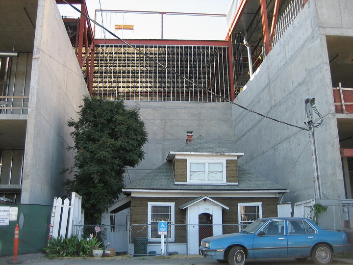 The Narrowest Buildings in the World Are "Spite Houses"