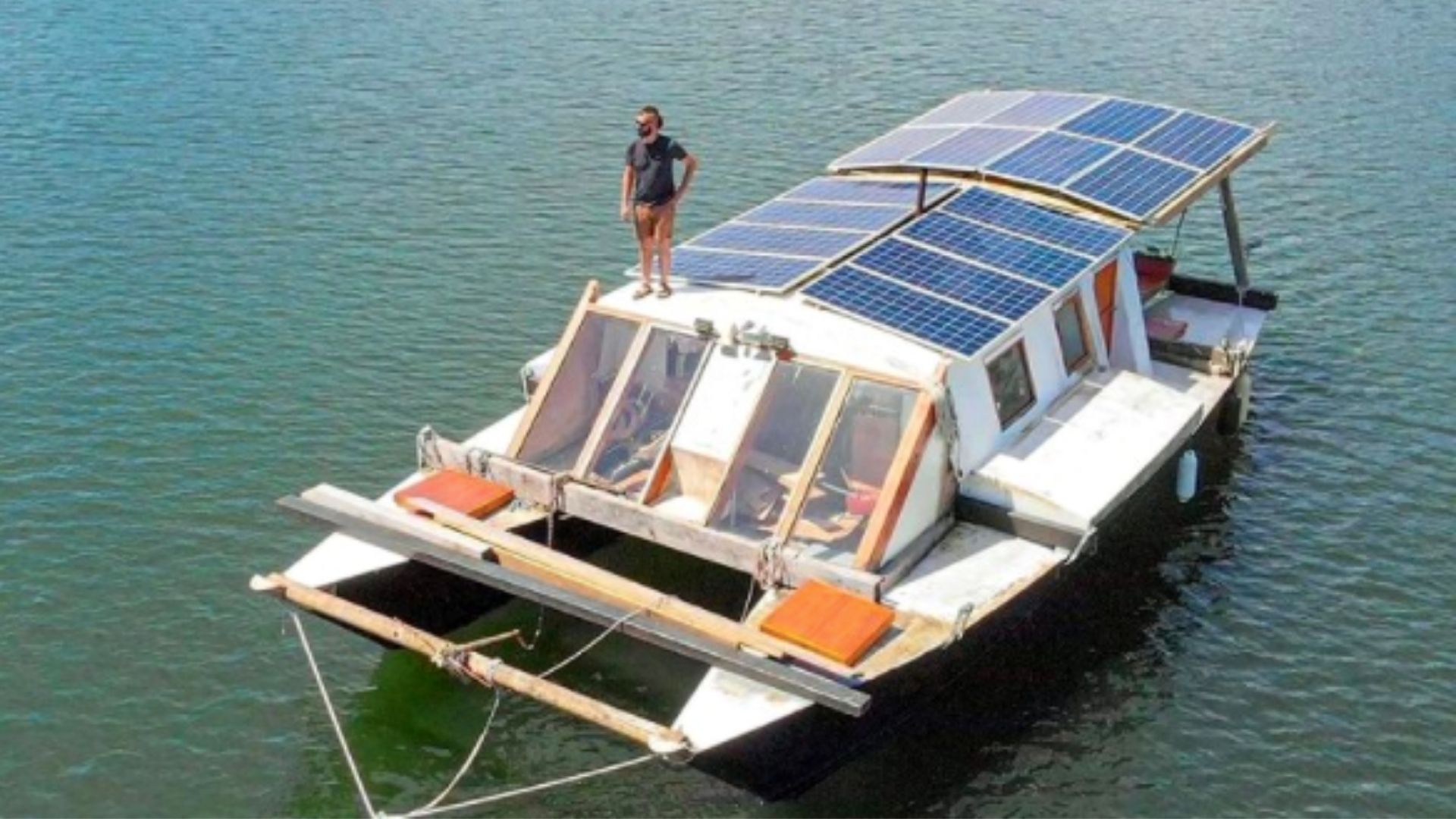 A 70s Sailboat Got a New Lease in Life as a Solar-Powered Floating Home