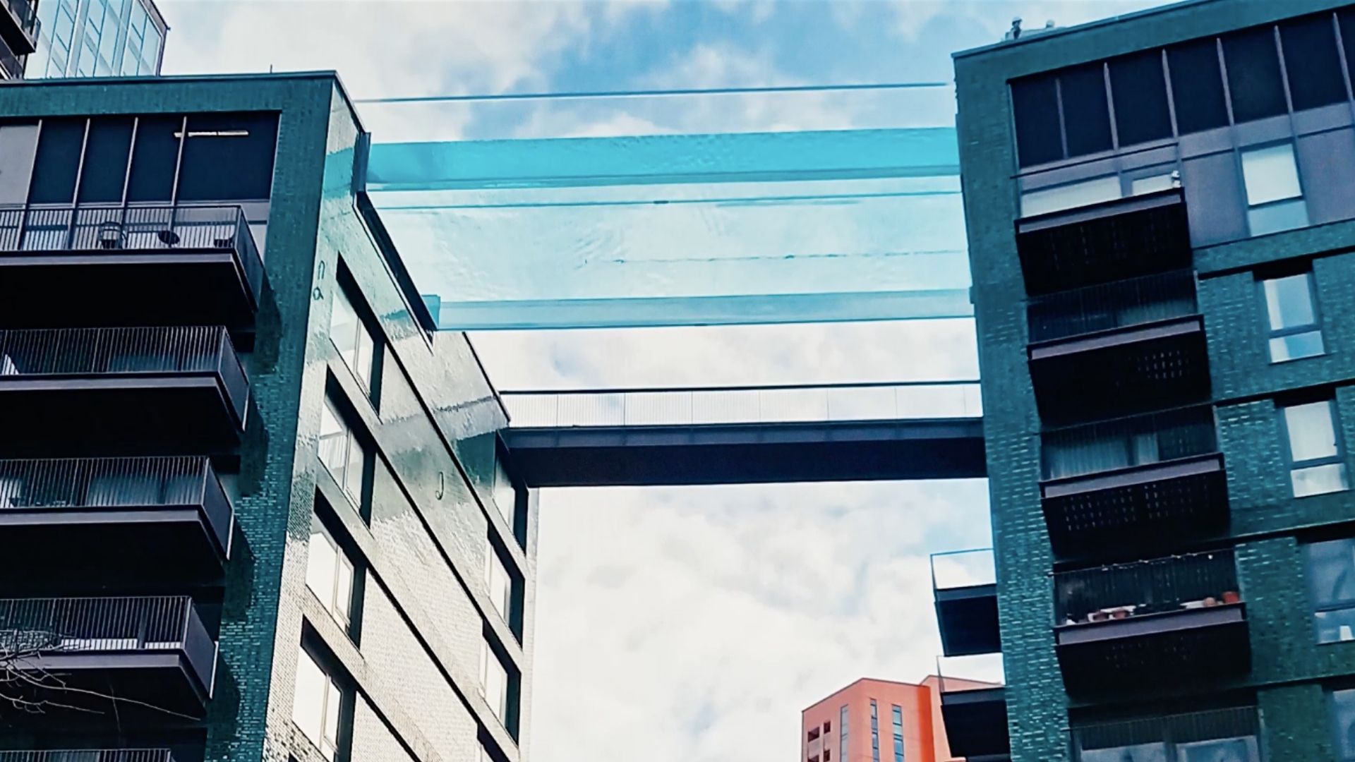 World's First 'Floating' Pool Links Two Buildings Up in the Air