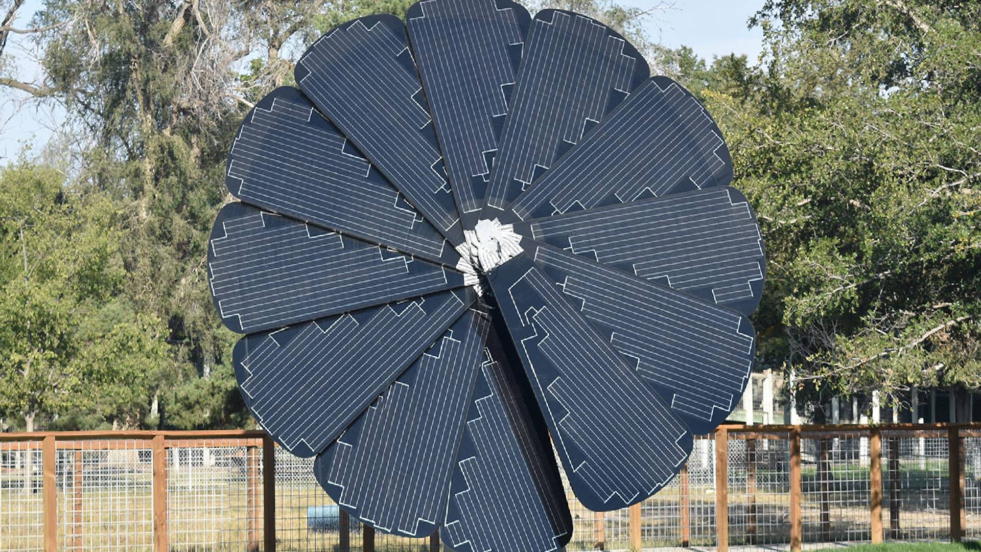 A New Sunflower-Like Solar Panel Tracks the Sun for Maximum Energy