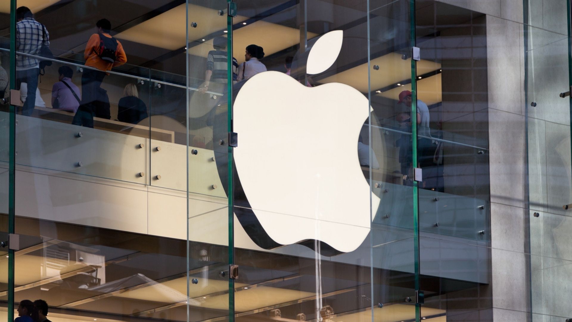 Apple Pays Its Engineers $180,000 Bonuses to Stop Them From Joining Meta
