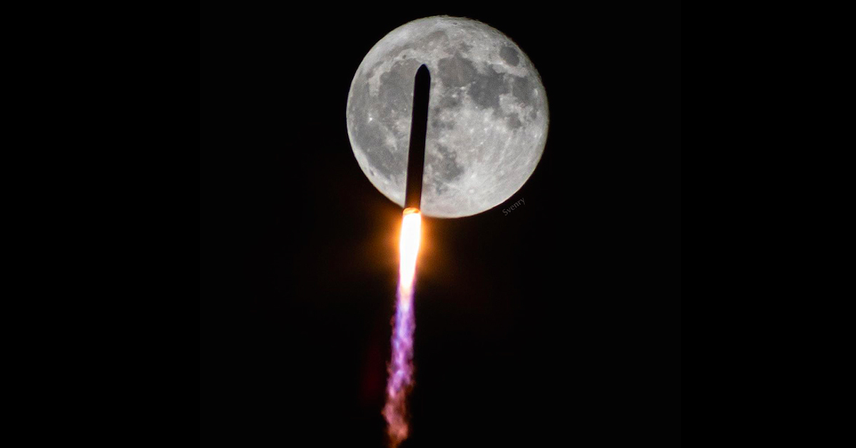 Superb Imagery of NASA Rocket Flying Over the Moon Captured for First ...