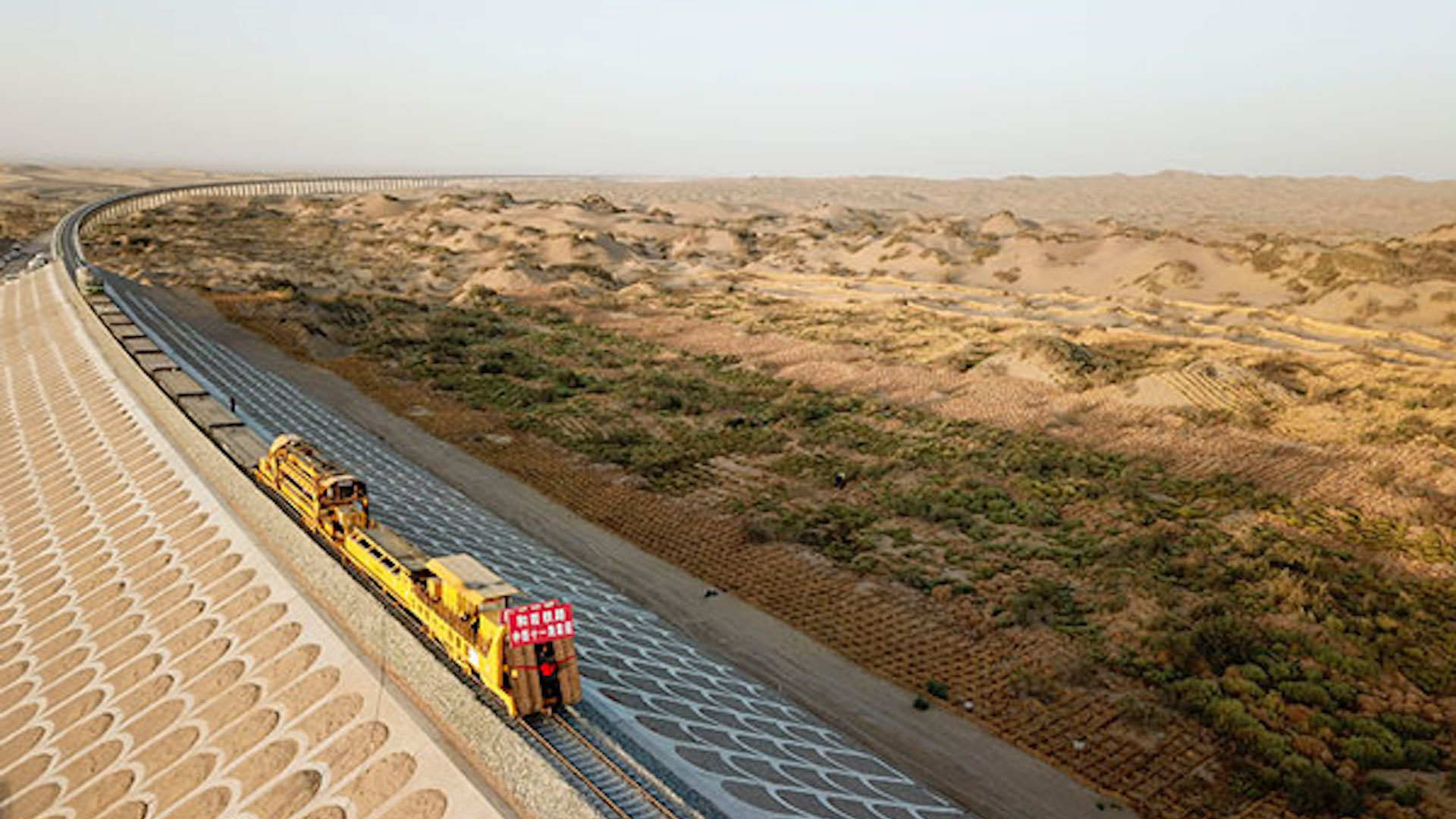 A New 512-Mile Railway Track in China Unites Two Sides of a Deadly Desert