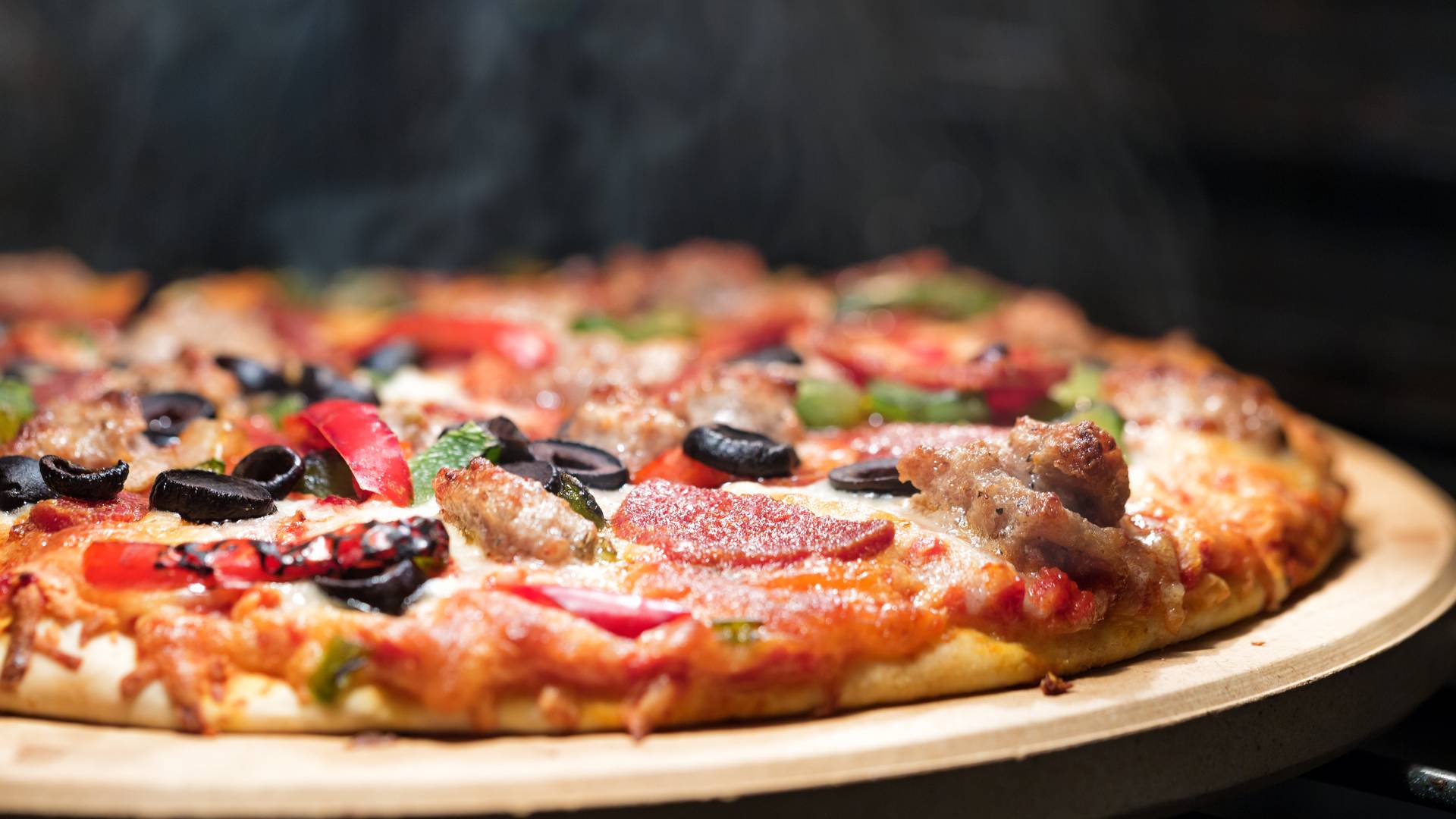 Ex SpaceX Engineers Launch Robotic Pizzeria That Can Make and Bake in 5 ...