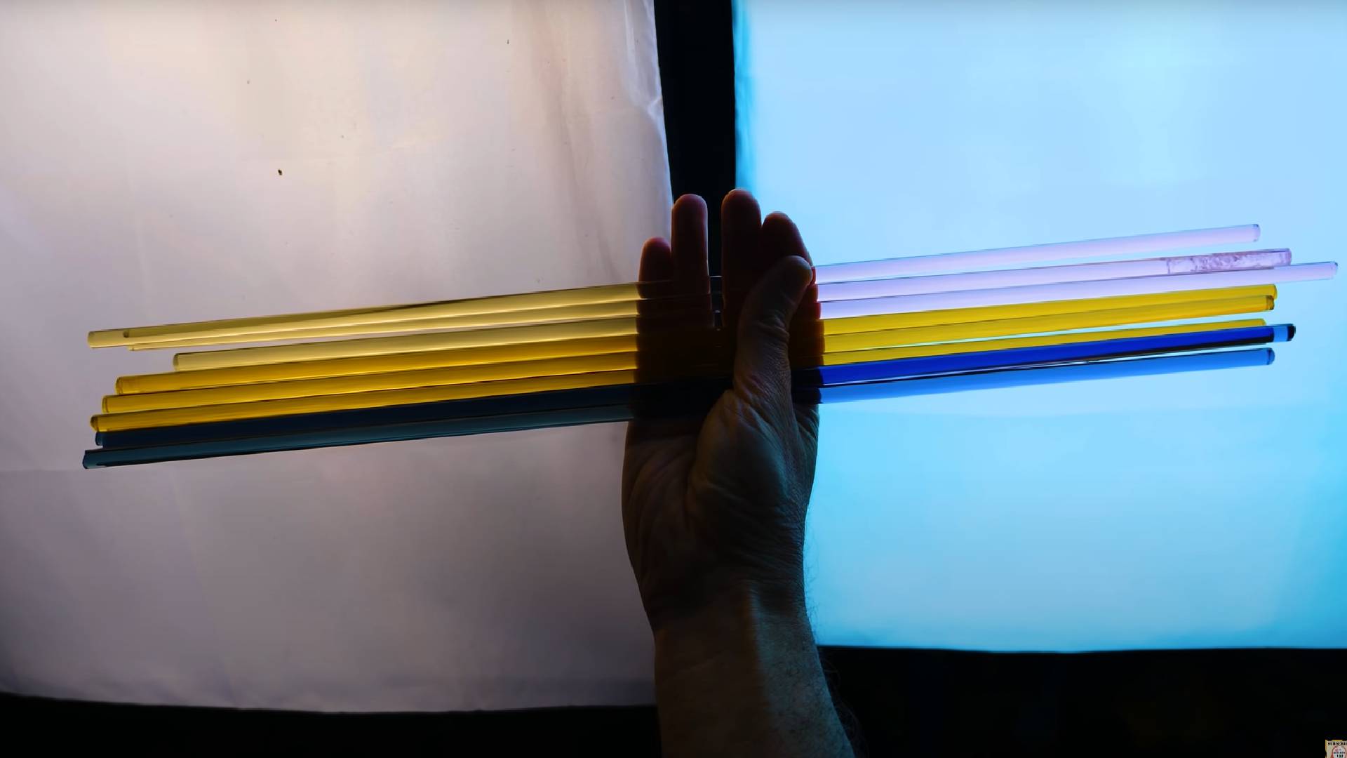 Here's how color-changing glass works under different lighting