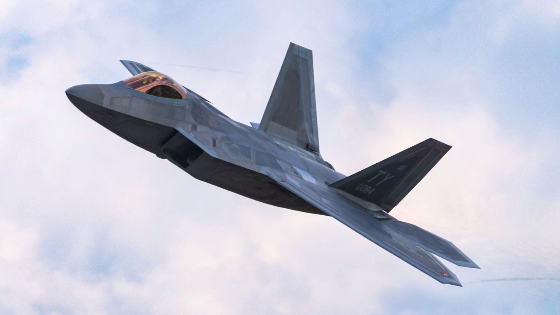 See What Happens When One F22 Takes on Five F15s