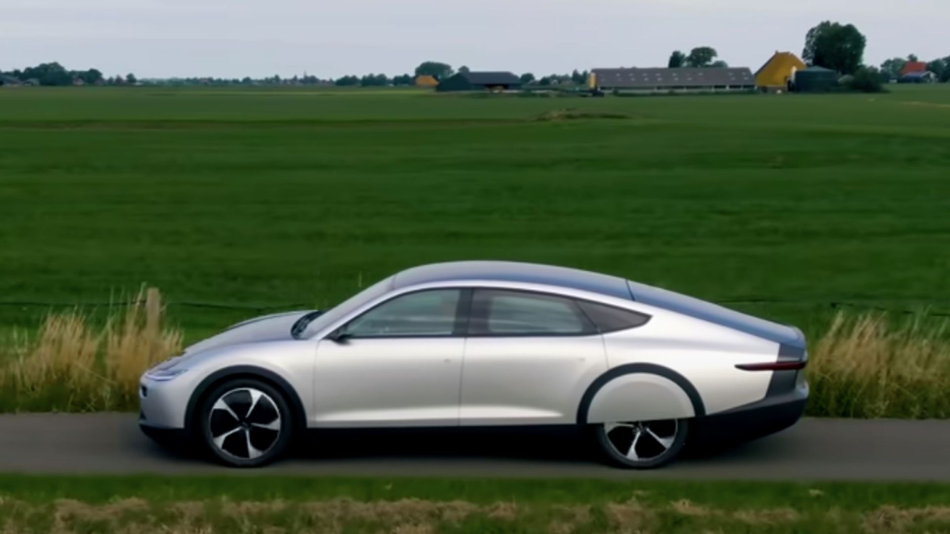 Here's why solar-powered automobiles aren't still a thing